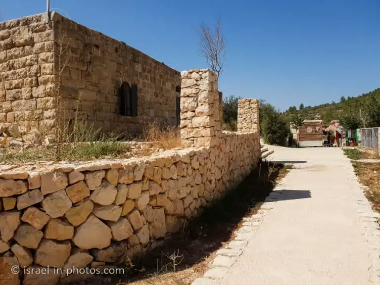 Haniya Spring - Visitors Guide to Spring and Pools by Jerusalem